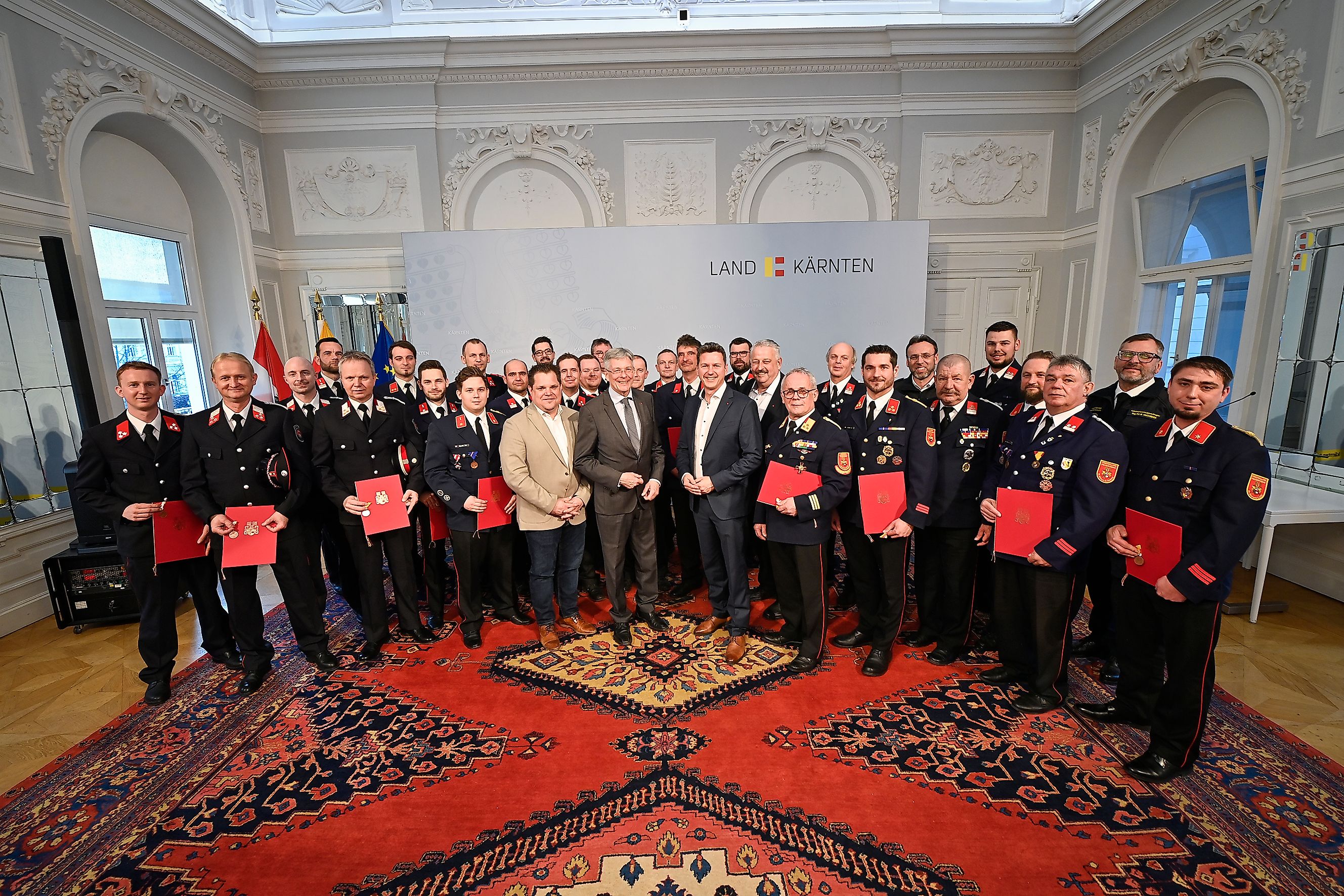 Feierliche Verleihung von Katastropheneinsatzmedaillen - Land Kärnten