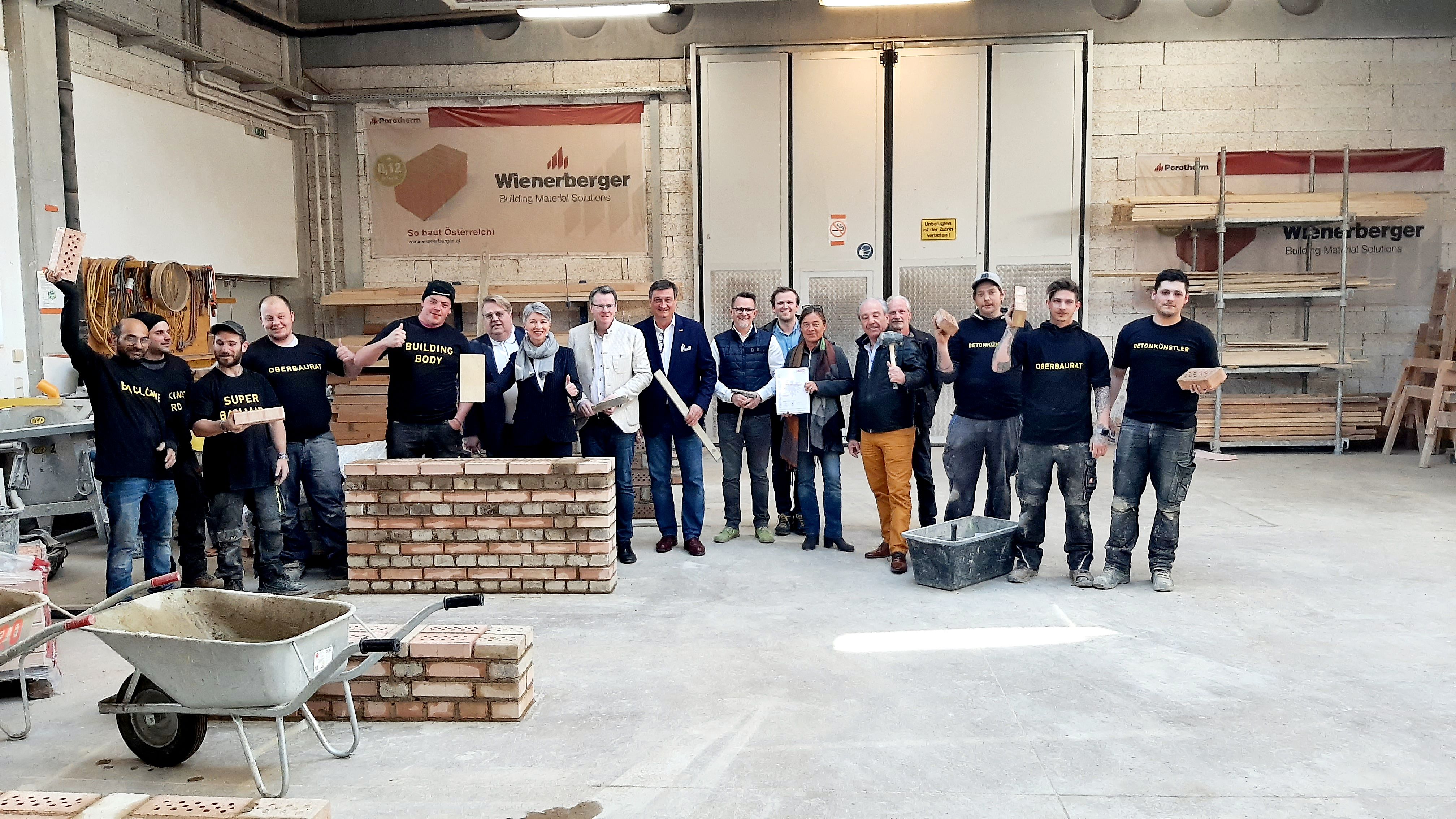 „Bau packt an“: Erste Teilnehmer schließen ihre Ausbildung ab - Land ...