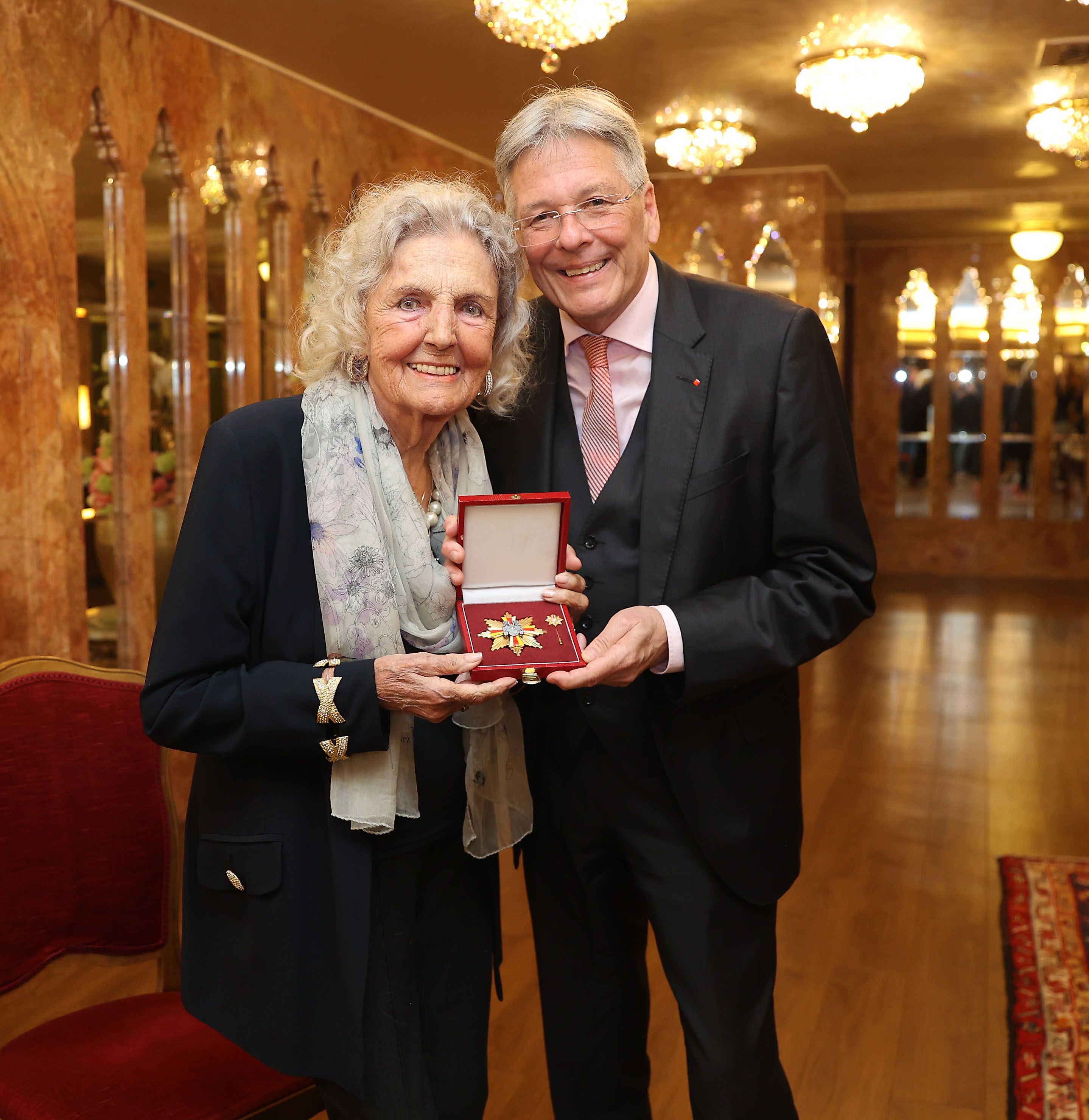 Hohe Landesauszeichnung für Inge Unzeitig - Land Kärnten